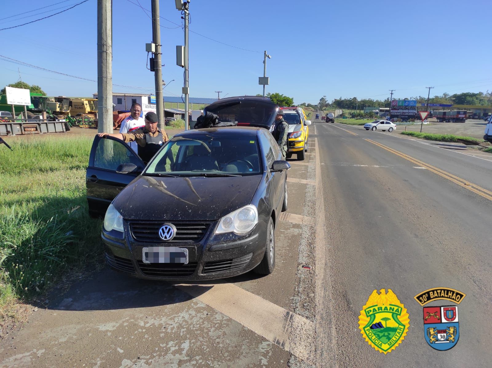 Polícia Militar apreende caixas de vinho contrabandeado no trevo de ...